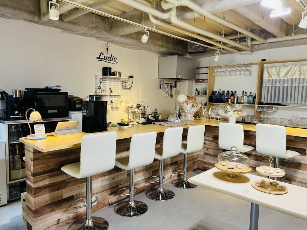 【高知市】ガーリーでかわいいお店「Cafe&Bar Ludic」がはりまや町に1月30日オープン！夜は本格的なバーに変身！ | 号外NET 高知市